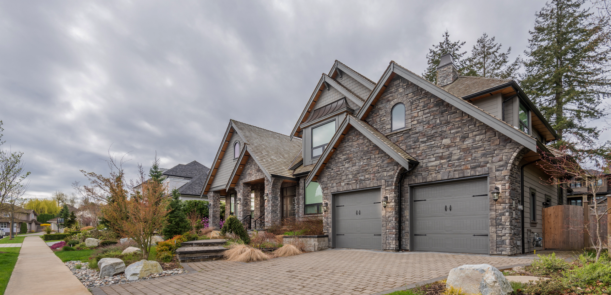 Roof Eaves Explained: Function, Styles & Ventilation Tips